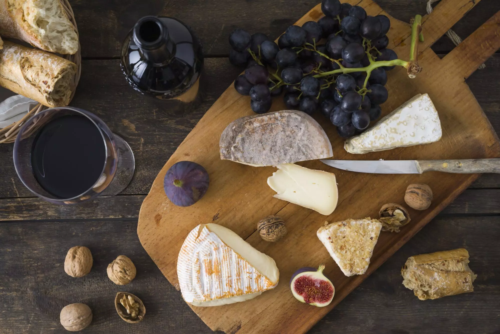 Piring keju karo camembert, keju walnut, gorgonzola lan taleggio