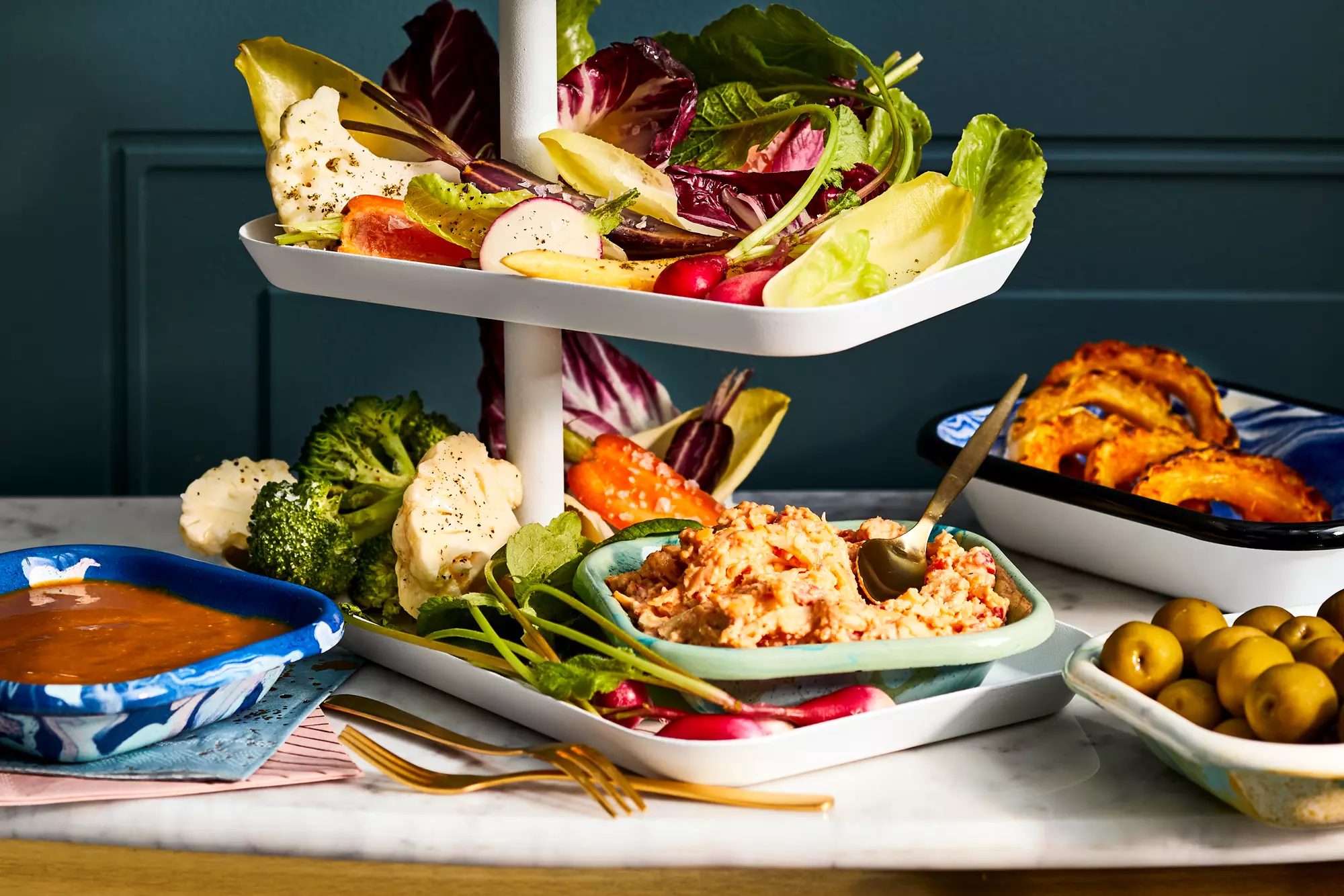 Fall Crudites Platter cu brânză Pimiento și Shiro Miso Dip