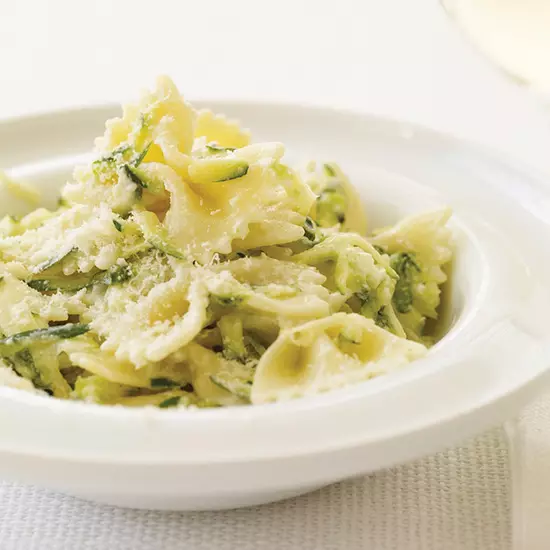 Qatıq və Zucchini ilə Farfalle