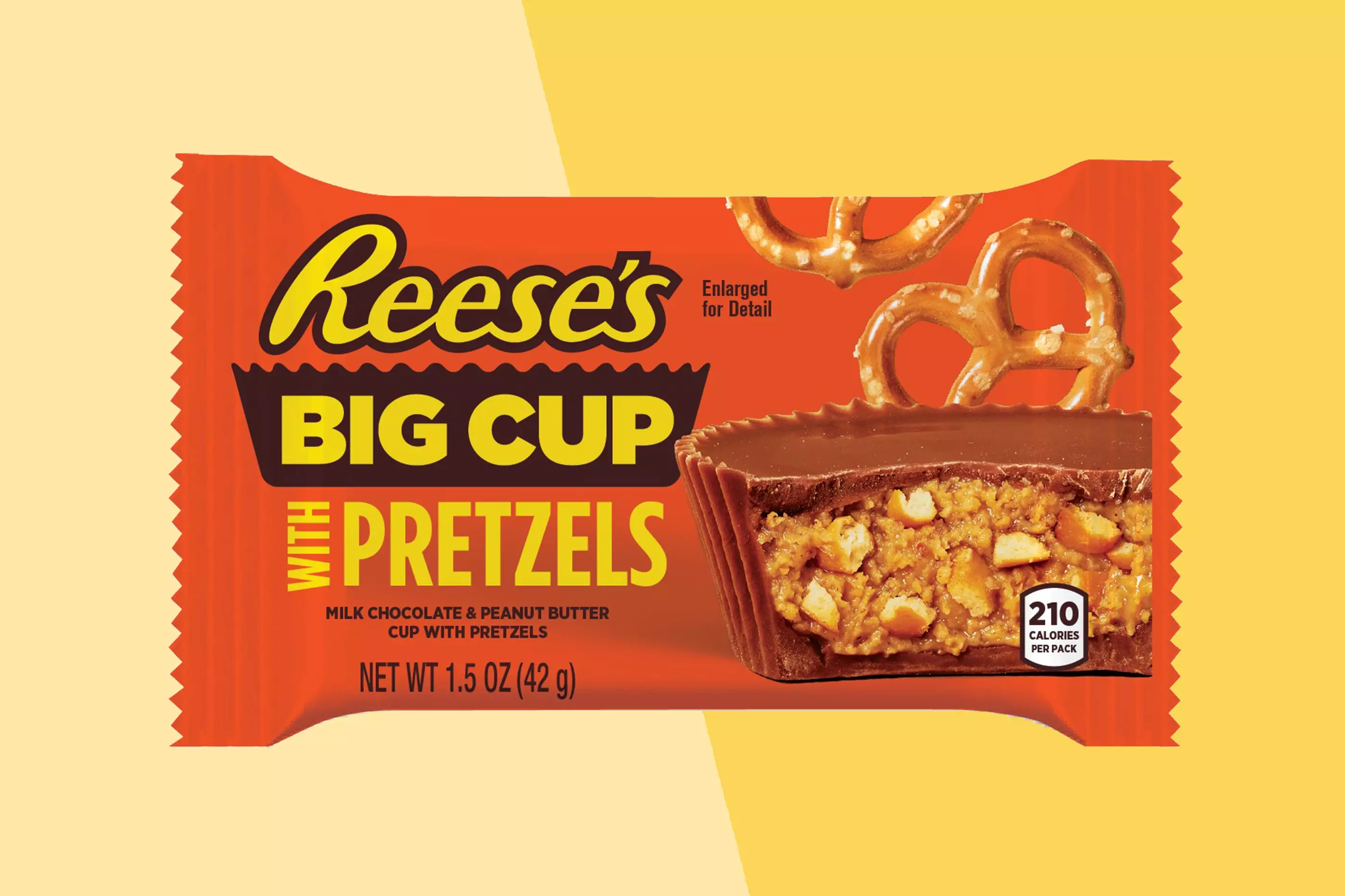 satu paket cangkir besar reese dengan pretzel dengan latar belakang kuning dua warna