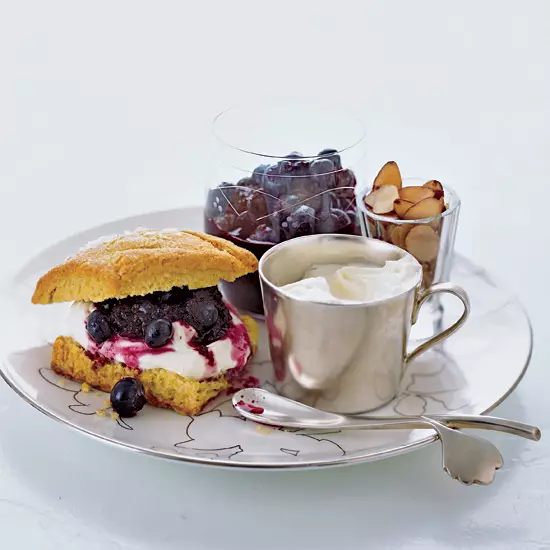 Creme Fraiche နှင့်အတူ Blueberry-Almond Shortcakes