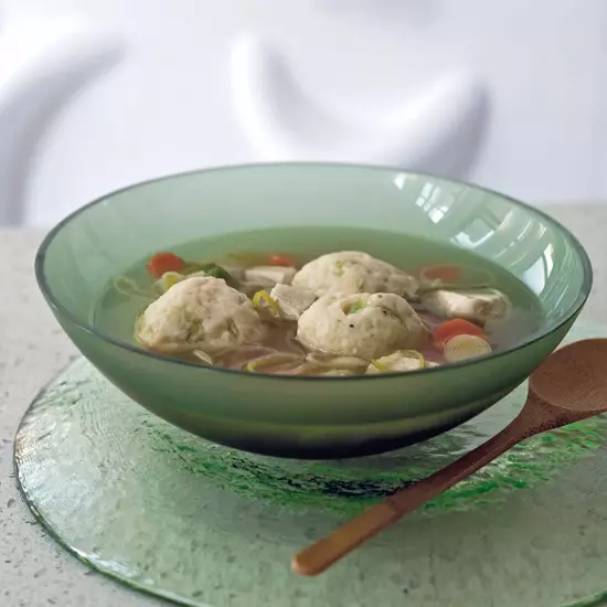 Zuppa di pollo con palline di matzo al rosmarino