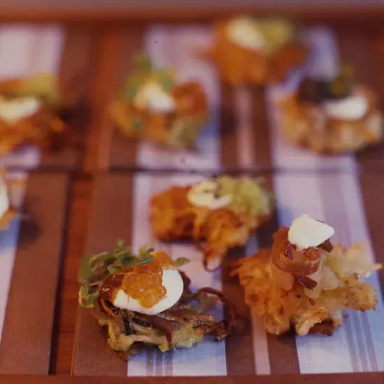 Latkes di patate con Gravlax, Crème Fraîche e caviale