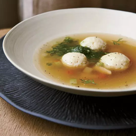 Matzo-Kugelsuppe mit Dill-Meerrettich-Pistou