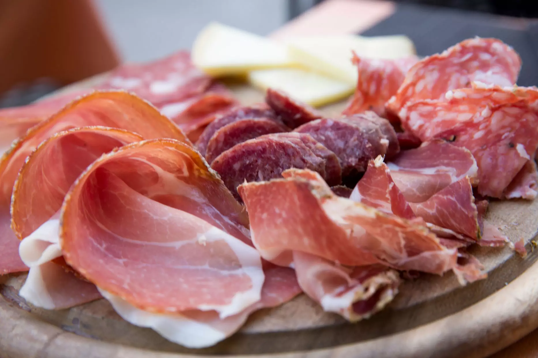 итальянские мясные деликатесы и сыр на деревянной разделочной доске