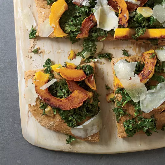 Spelt Focaccia met Kale, Squash en Pecorino