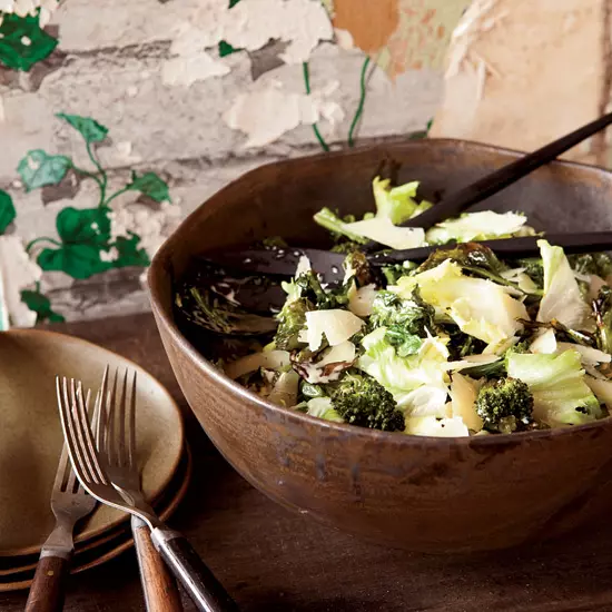 Escarole en Roasted Broccoli Salade mei Ansjovis Dressing