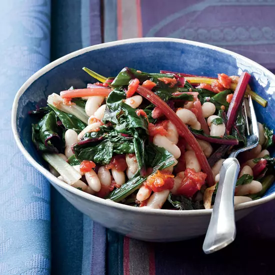 Stufato di fagioli bianchi veloce con bietola e pomodori