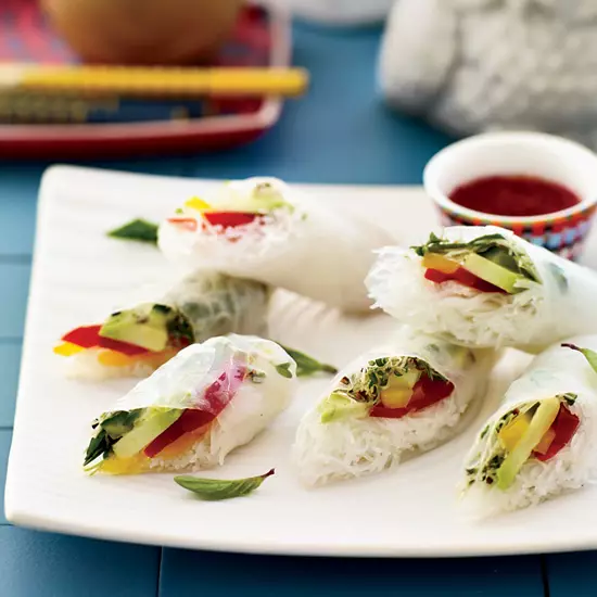 Rollitos de verduras de verano con salsa de chile y lima