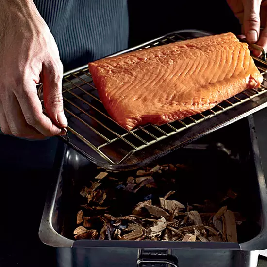 Salmon i tymosur dhe i kuruar me lëkurë portokalli