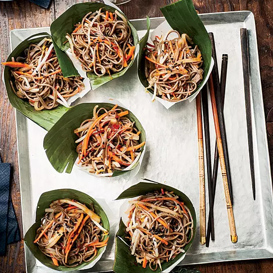 Kalt Soba salat með þurrkuðum Shiitake dressingu