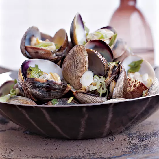 Sake-Stemed Clams