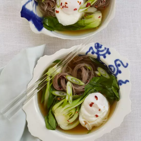 Dashi, poached Egg र Scallions संग Soba नूडल्स