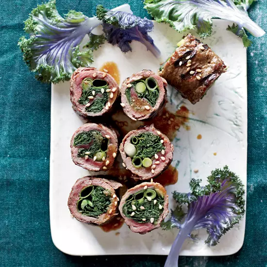 Kale-and-Scallion Negimaki। फोटो © Con Poulos