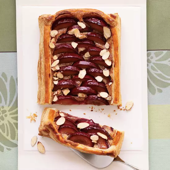 Ngày 23 tháng 2: Almond-Plum Tart