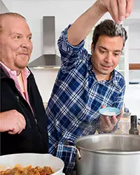 Jimmi Fallon we Mario Batali nahar bişirmek