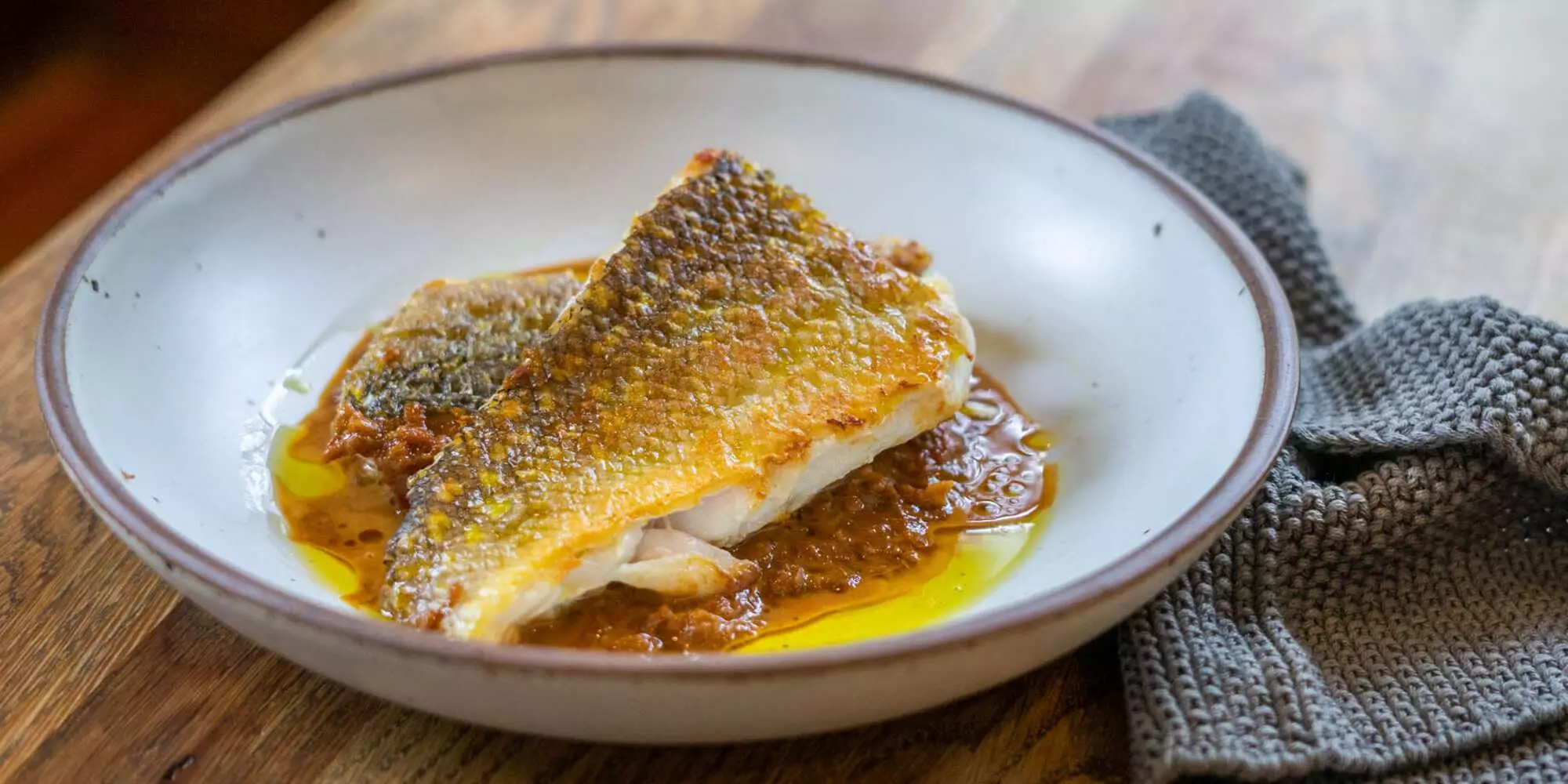 간편한 주중 식사가 필요하십니까? Pescado con Sofrito 만들기