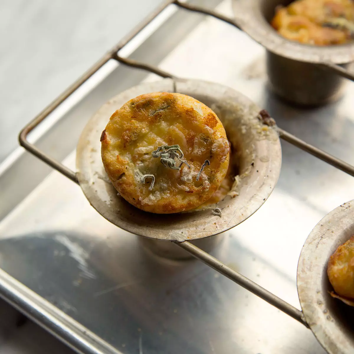 Cheshire Yorkshire Puddings tare da Sage da Black Pepper