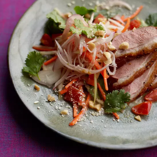 Salady Duck-and-Green-Papaya Style Thai. Sary © Con Poulos