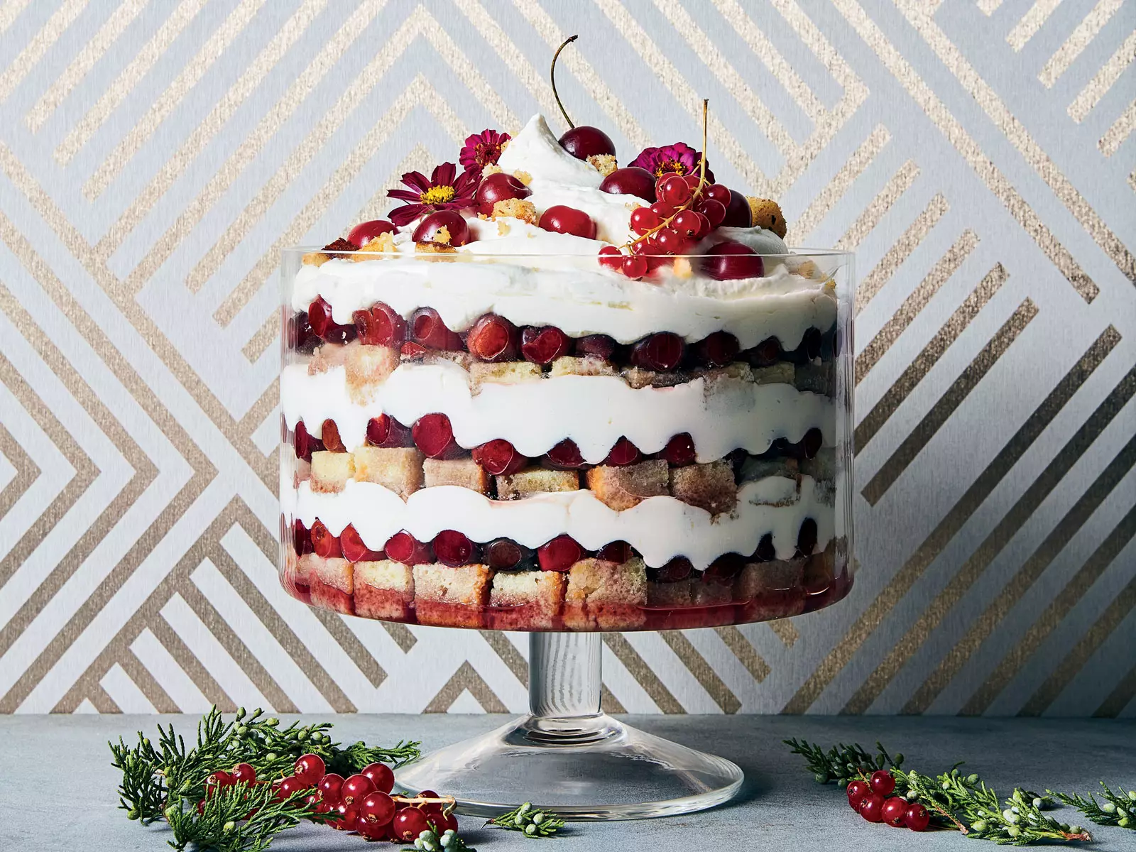 Sour Cherry-Cheesecake Trifle ជាមួយម្រេចខ្មៅ និងសាបា