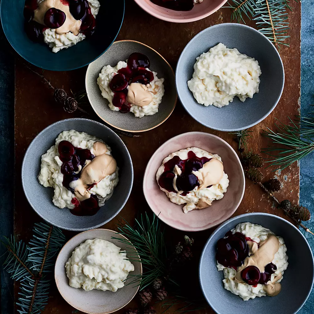 Amandelrijstpudding met Zoete Kersensaus en Karamelroom