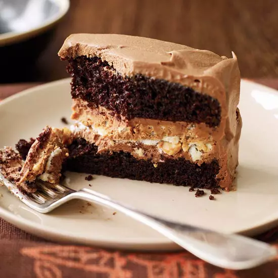 Traškus pieniškas šokoladas – žemės riešutų sviesto sluoksnio pyragas