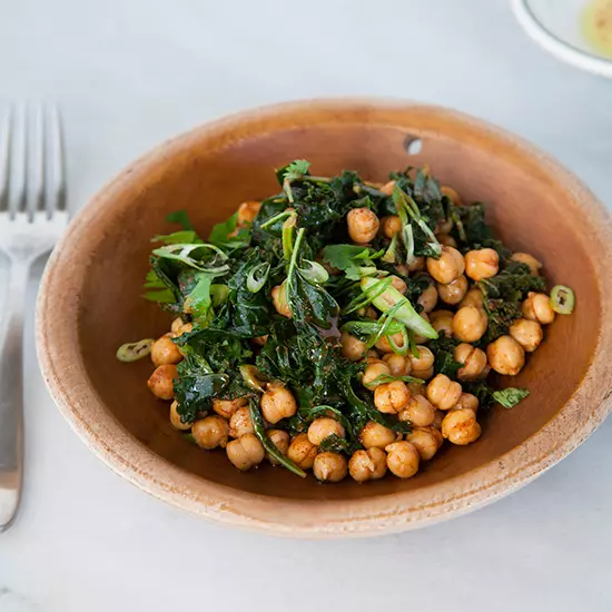 Salada quente de grão de bico e couve com páprica defumada e vinagrete de salsa