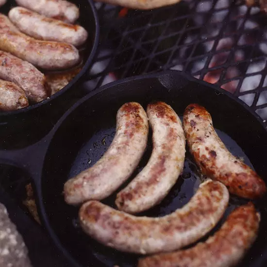 Rib Eyes, Sausages နှင့် Bacon Chops တို့ဖြင့် ရောစပ်ထားသော အသားကင်