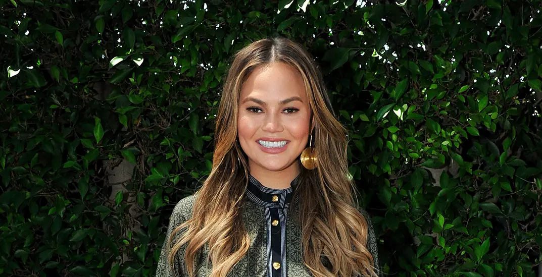 UChrissy Teigen Wabelana ngeRecipe yakhe yesonka seBhanana Eyaphule i-Intanethi