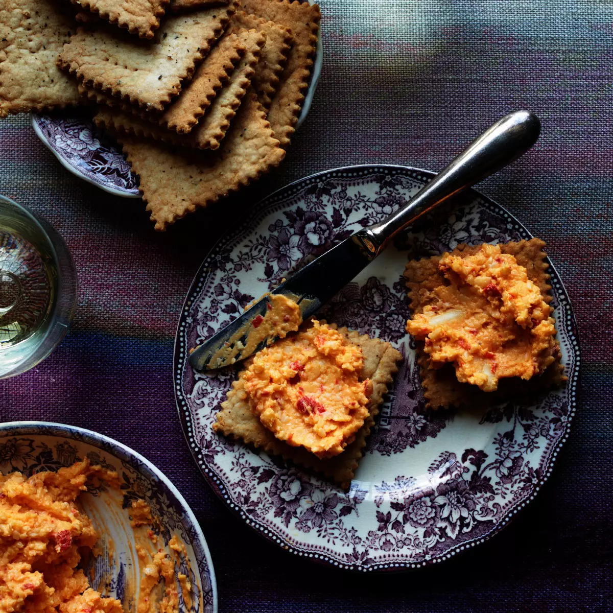 Queixo de pimento con galletas de manteiga de sal e pementa