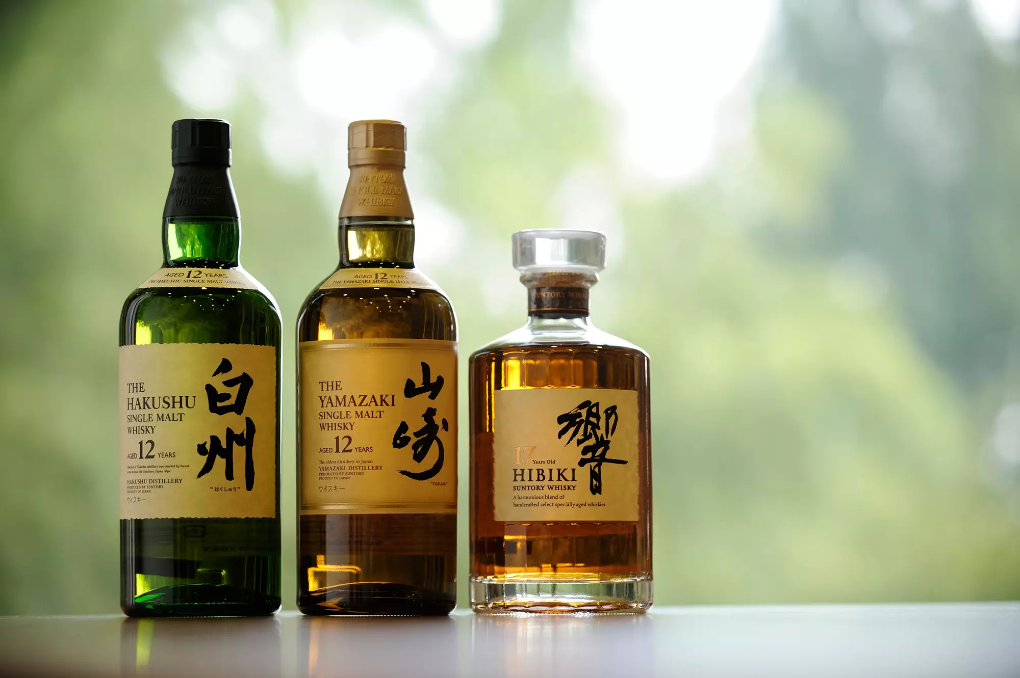 Sticle de whisky Hakushu de la Suntory Holdings Ltd., din stânga, whisky Yamazaki și whisky Hibiki.