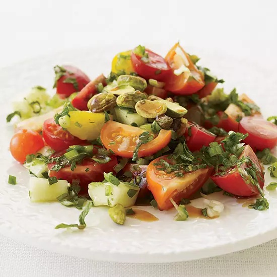 Ensalada turca de tomate con hierbas frescas.