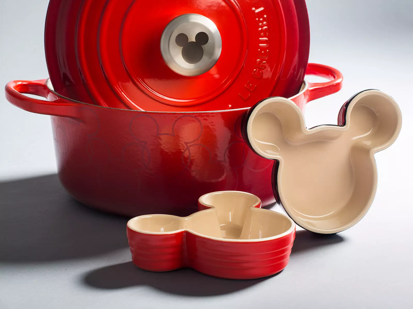 dutch oveni uye mickey mbeva ndiro le creuset set