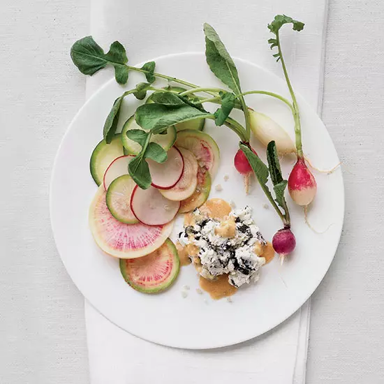 Rabanetes de Verão com Chèvre, Nori e Sal Defumado