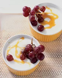 Yogurt Panna Cottas oo leh Malab