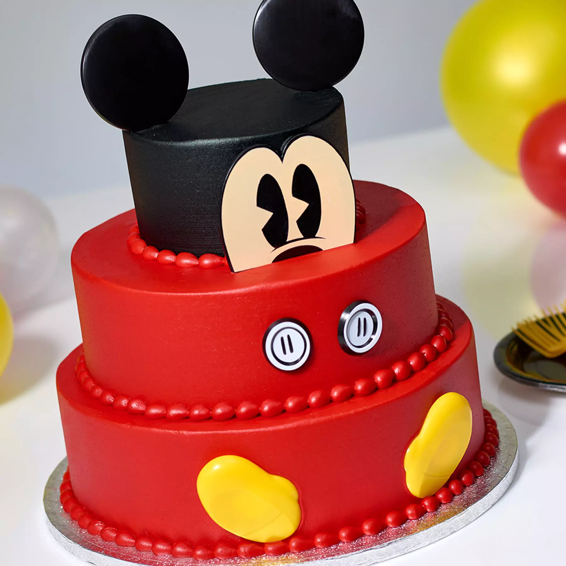 Naadiga Sam ayaa iibinaysa keega 3-Tier Mickey Mouse ee Jilaaga Maalintiisa dhalashada 90aad