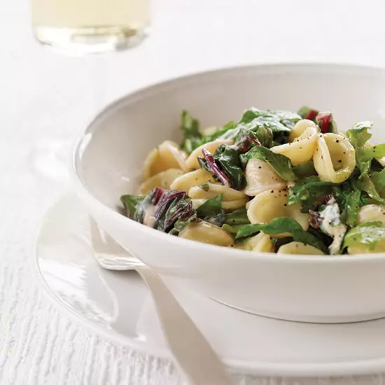 Orecchiette aux légumes verts sautés et sauce aux oignons verts