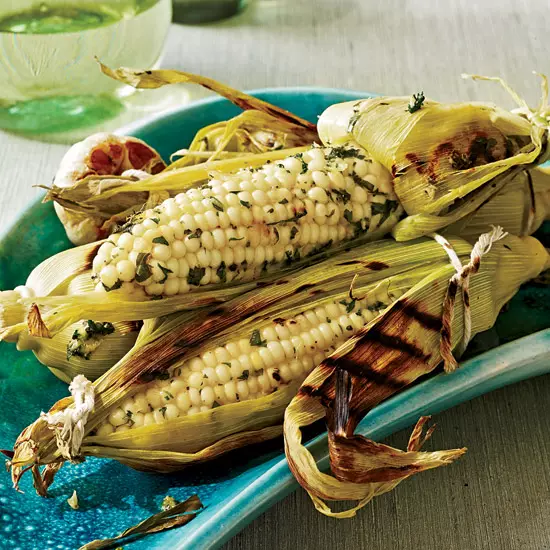 Gegrilde mais op 'e kolf mei roastere knoflook en krûden