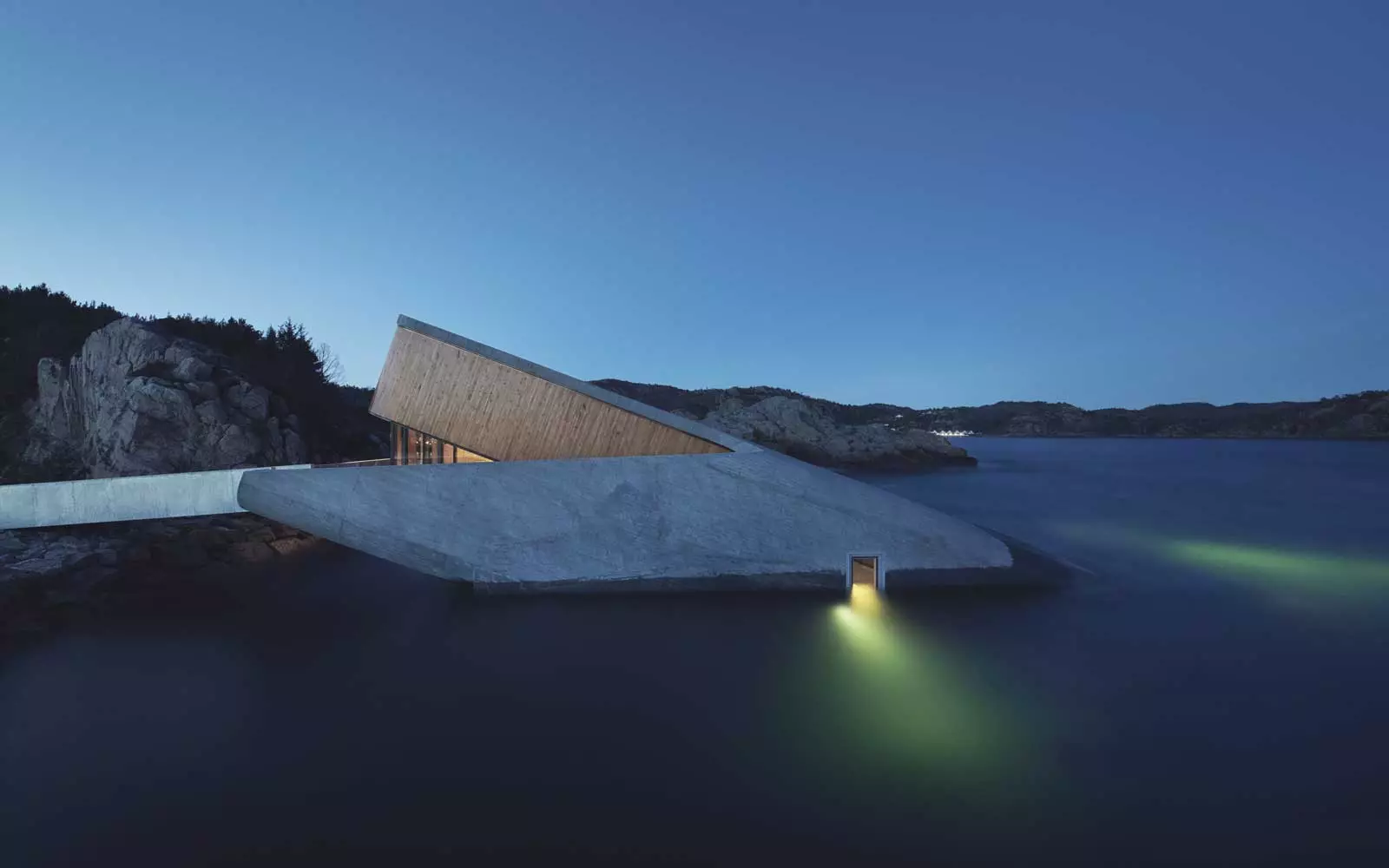 અંડર, નોર્વેમાં એક પાણીની અંદરની રેસ્ટોરન્ટ સ્નોહેટ્ટા દ્વારા ડિઝાઇન કરવામાં આવી છે