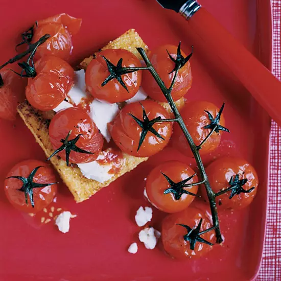 Polenta crujiente con tomates cherry asados