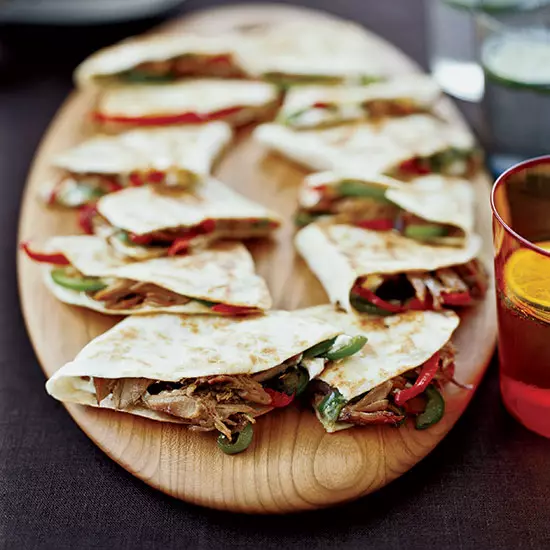 Quesadillas z szarpaną wieprzowiną i kozim serem