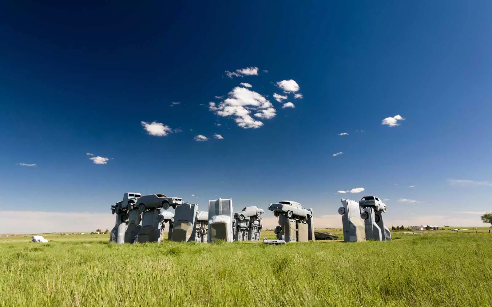 Carhenge, nakala ya Stonehenge ya Uingereza iliyoko karibu na jiji la Alliance, Nebraska