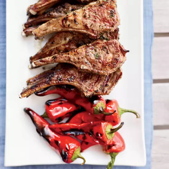 Côtelettes d'agneau grillées à l'ail, chilis et anchois. Photo © John Kernick