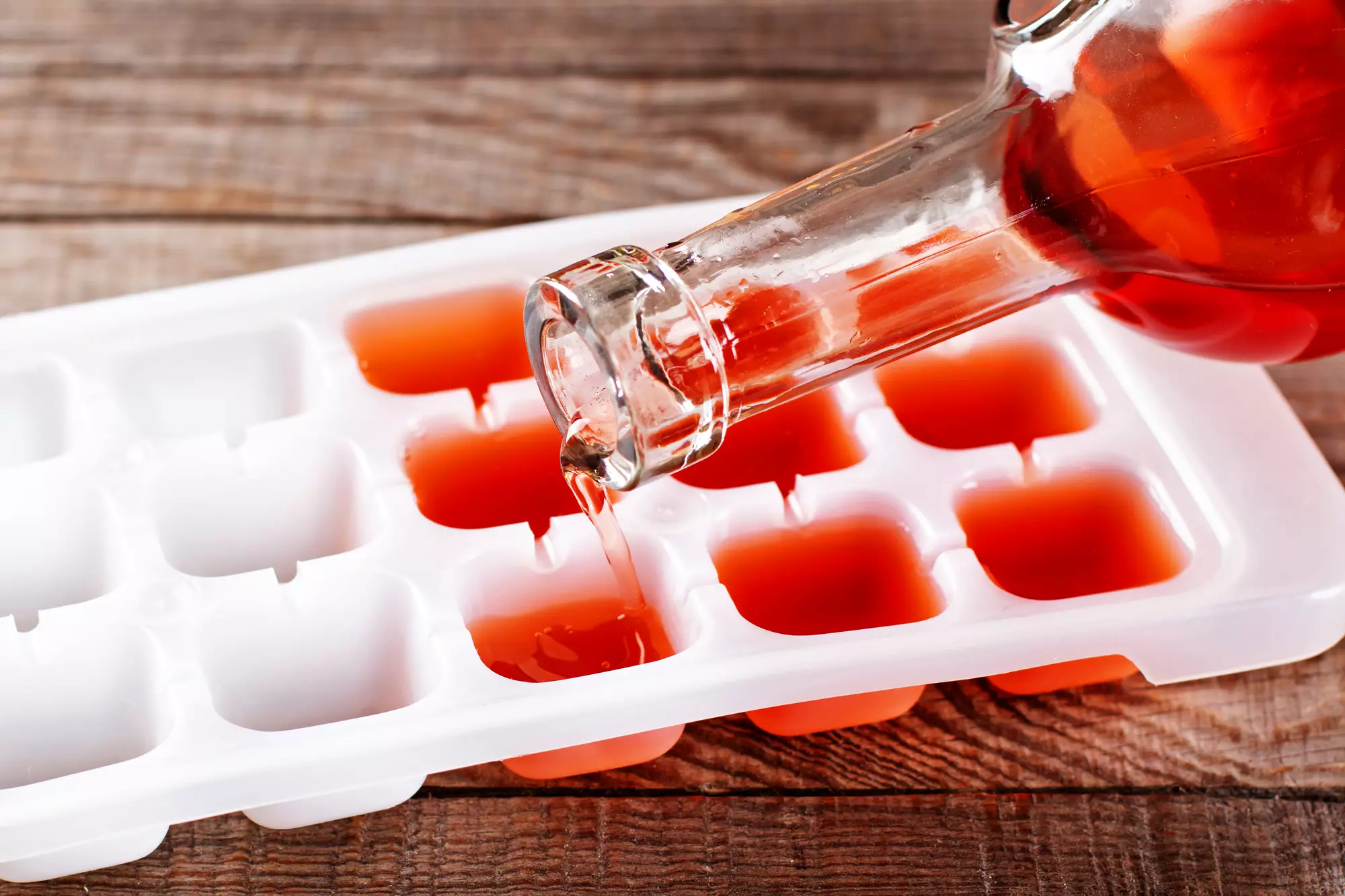 Kudira waini mu ice cube tray