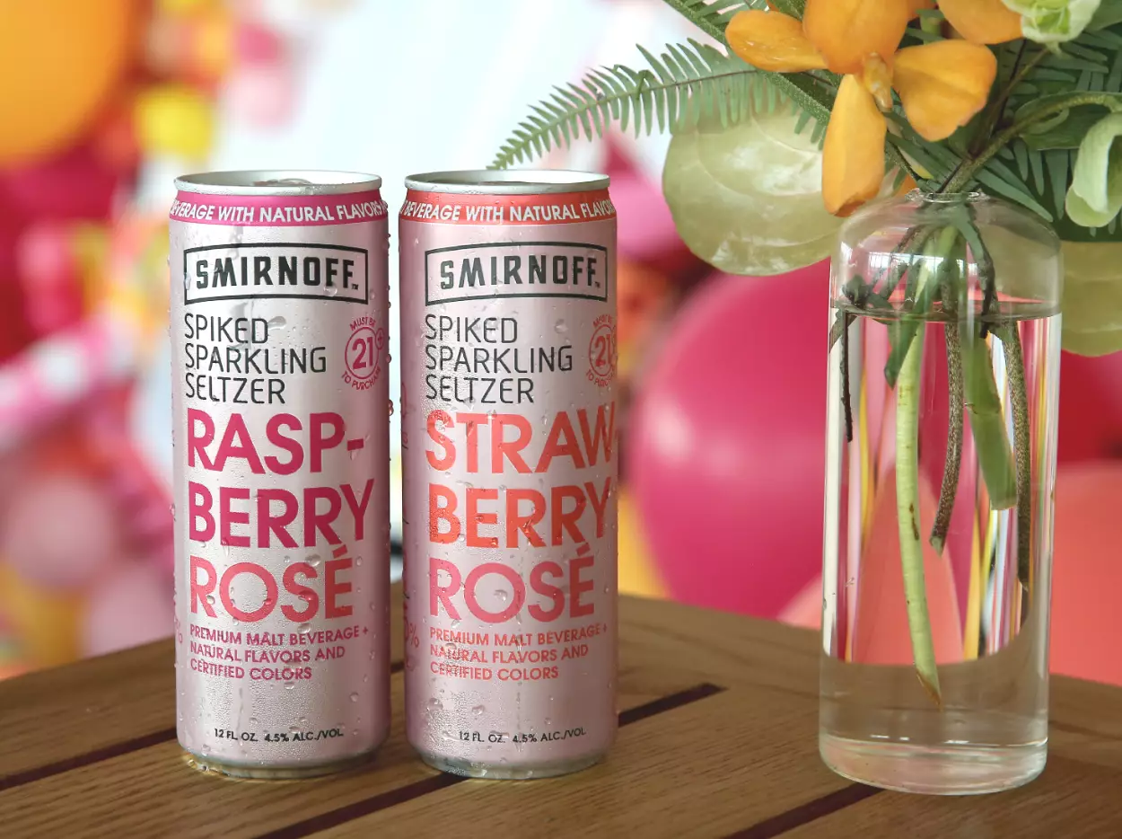 Smirnoff acaba de lanzar un montón de novos Spiked Seltzers inspirados en Rosé