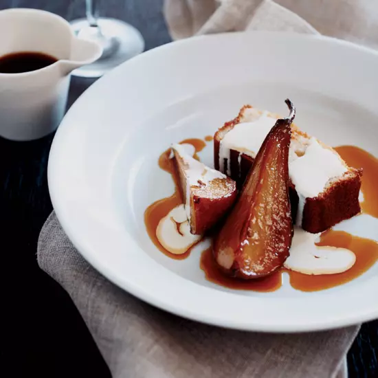 Olijfolie-en-Sauternes-cake met geroosterde peren