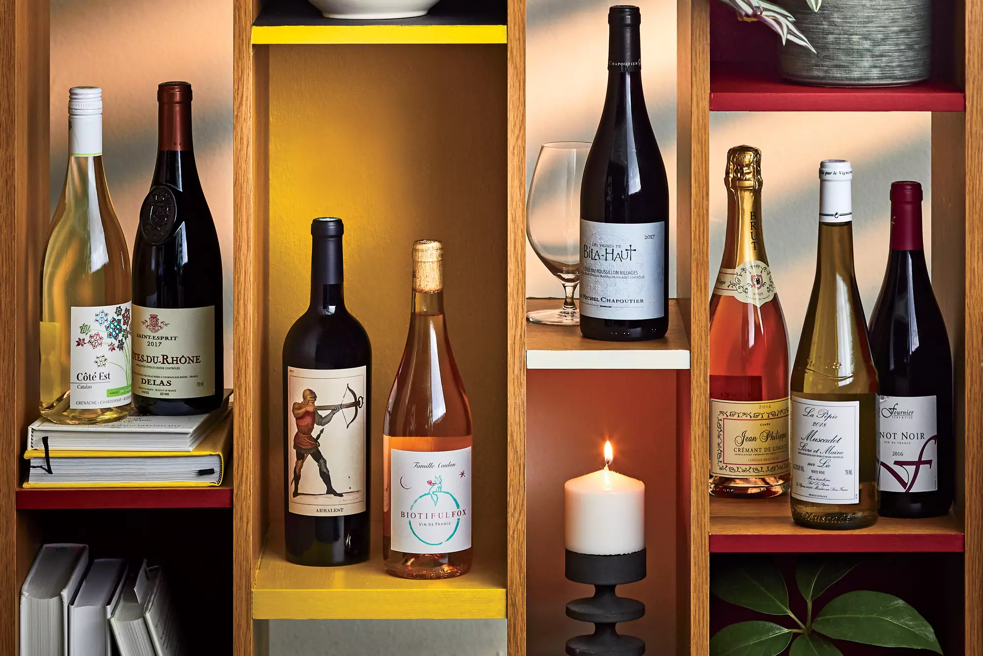 بطری های شراب در قفسه ها