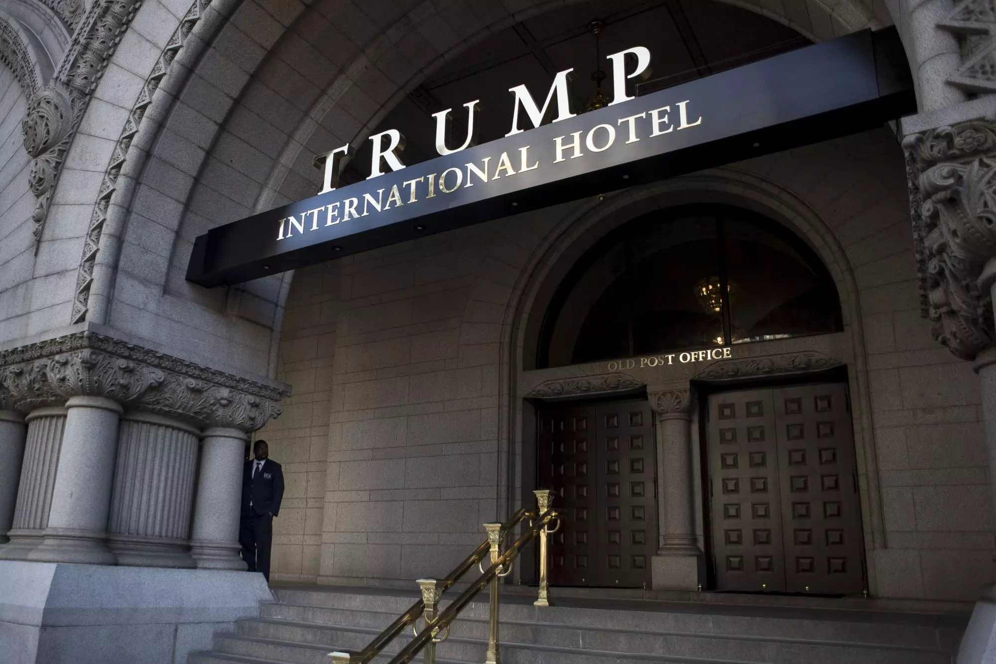 Anti-Trump-aktivister protesterer utenfor Trump International Hotel-åpningsseremoni