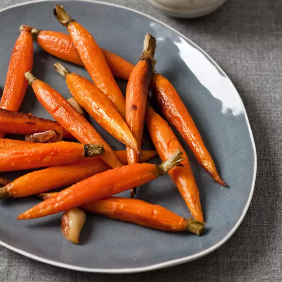 Ολόκληρα ψητά καρότα με σκόρδο