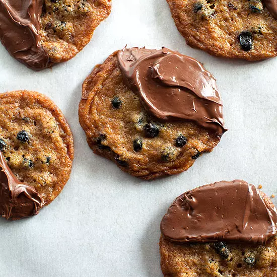Хрустке чорничне печиво, занурене в шоколад